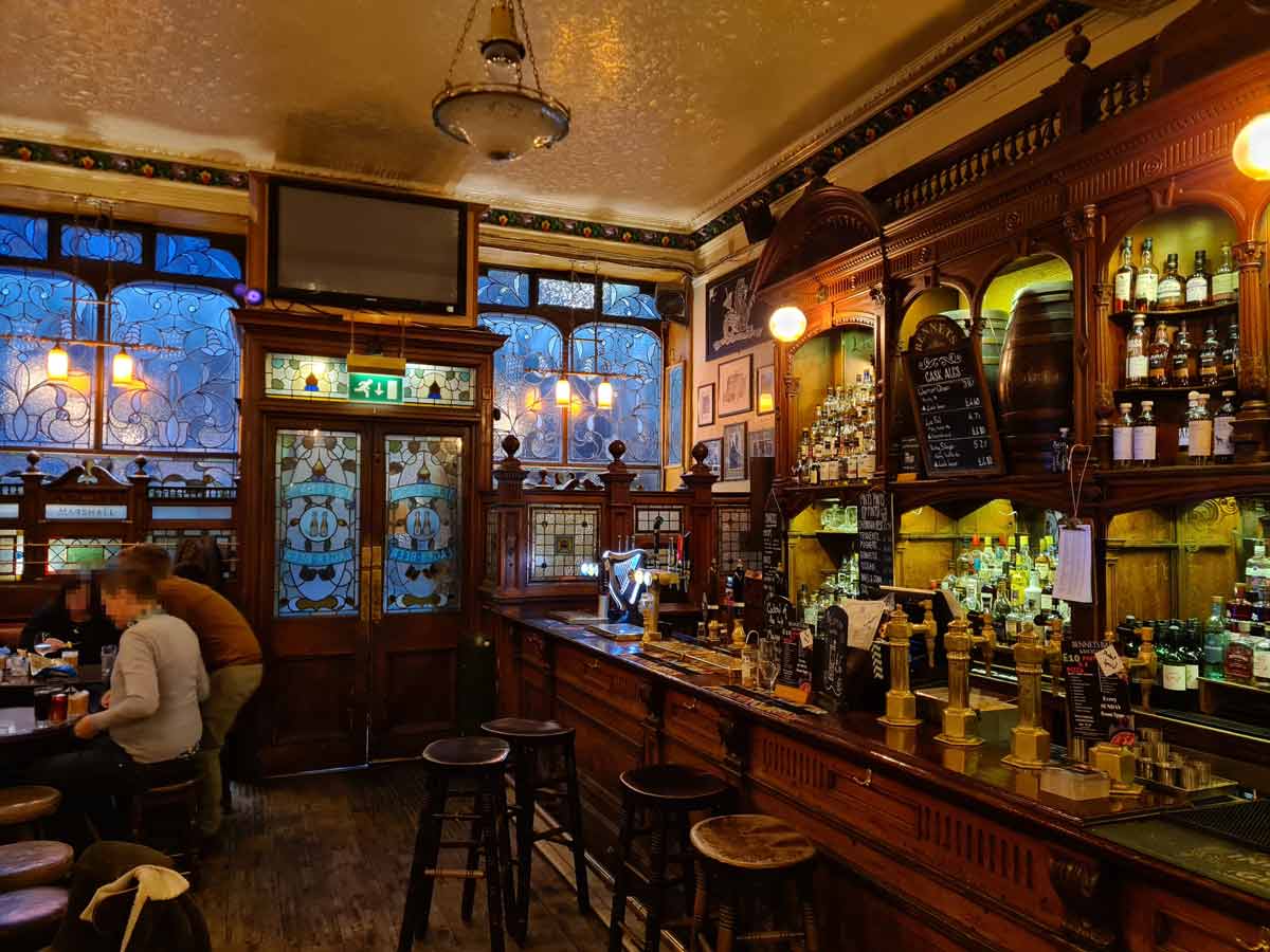 Die besten Pubs in Edinburgh 🍻 und welche du meiden solltest.