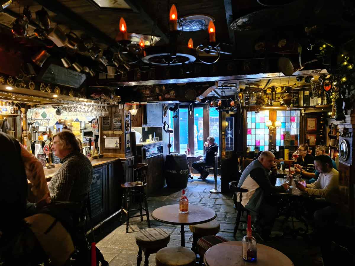 Die besten Pubs in Edinburgh 🍻 und welche du meiden solltest.
